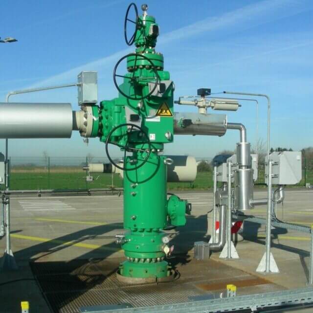 Wellheads with gas-tight ball valves in storage technology